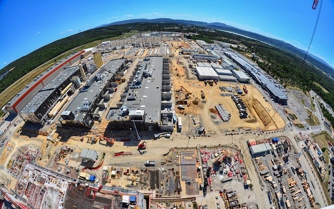Crown of concrete and doors of steel at the ITER Tokamak complex ...